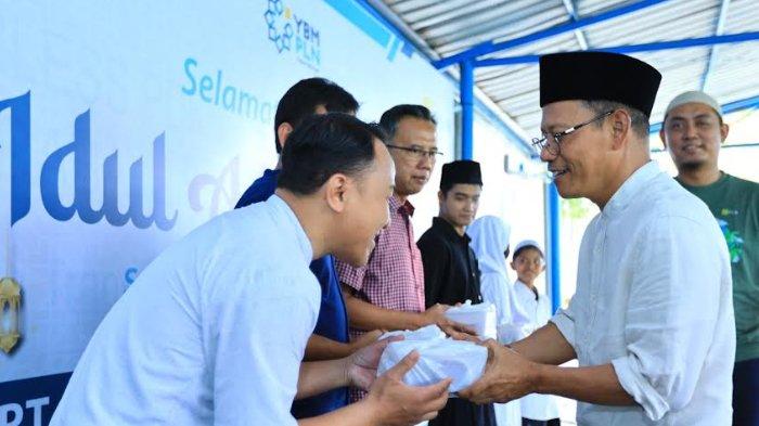 PLN UID Jatim Salurkan 8082 Paket Daging Kurban Idul Adha 1444 H ke Masyarakat - Surya.co.id