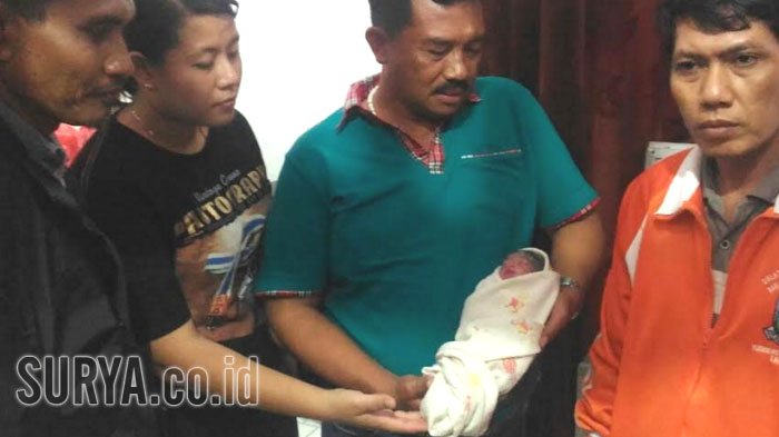 Polres Gresik Buru Orang Tua Pembuang Bayi yang Ditemukan Berlumur Darah di Lahan Kosong - Surya ...