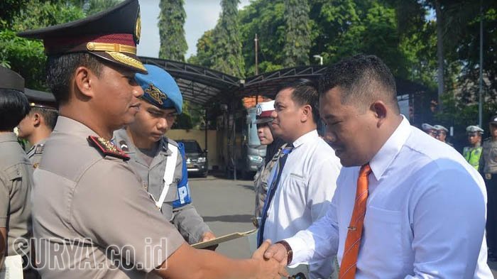Kapolres Gresik Ganjar Penghargaan untuk Anggota Polisi yang Berprestasi, Ini 2 Sosok di ...