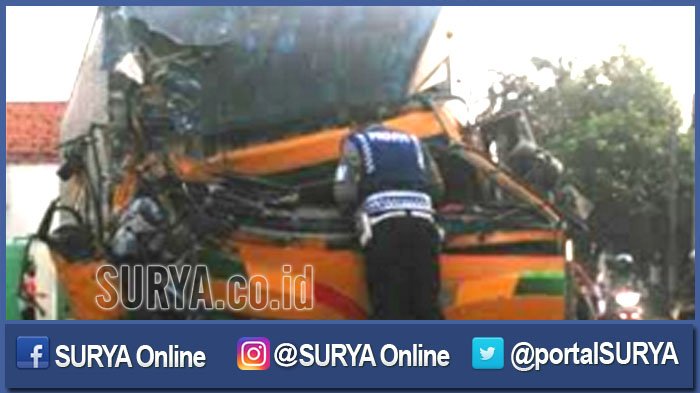 Dua Truk Tronton Bertabrakan Macetkan Jalan Raya Cerme, Polisi Lakukan ini - Surya.co.id