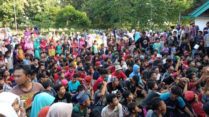 Serunya Udik-Udikan Acara Tradisi Desa Tebuwung, Dukun, Gresik dalam ...