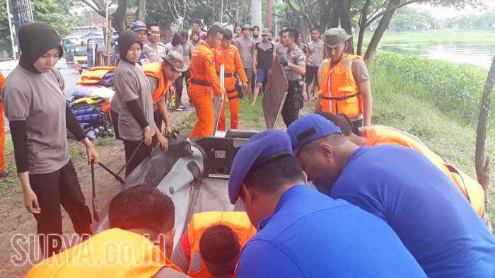 Siaga Banjir, Anggota Polres Gresik Simulasi Tanggap Bencana Alam di Waduk Bunder - Surya.co.id