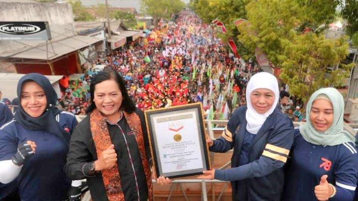 Lepas Puluhan Ribu Peserta Gerak Jalan Mojokerto-Surabaya, Gubernur ... Lepas Puluhan Ribu Peserta Gerak Jalan Mojokerto-Surabaya, Gubernur ...
