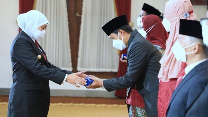 Lantik Komisioner KPID Jatim Periode 2021-2024, Gubernur Khofifah Minta Serius Perangi Berita ...