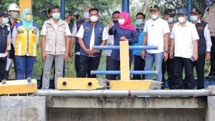 Pastikan Berfungsi Optimal, Gubernur Khofifah Tinjau 3 Rumah Pompa di Aliran Sungai Kemuning ...