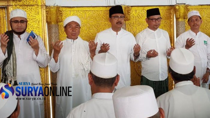 Gus Ipul Berdzikir Bersama Ribuan Jemaah Al Khidmah Lamongan - Surya.co.id