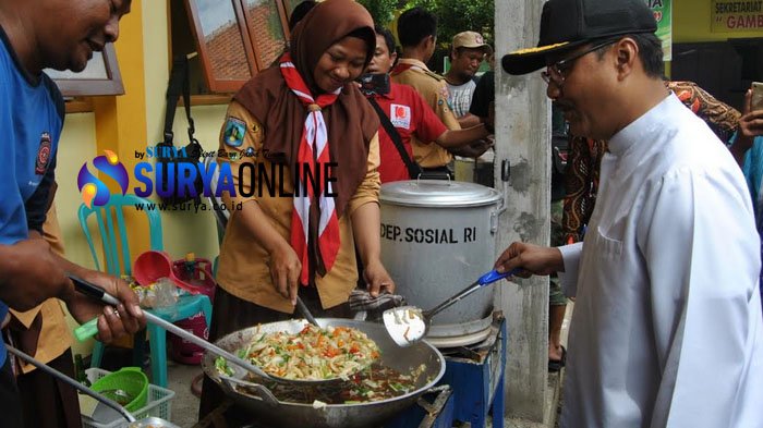 Sambangi Korban Banjir Jombang, Gus Ipul Ikut Masak di Posko hingga Bacakan Tahlil di Rumah Duka ...