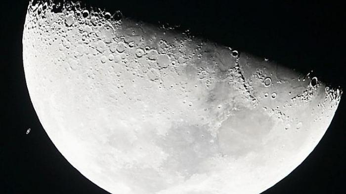 Ada sosok Manusia Berjalan di Bulan - Surya.co.id