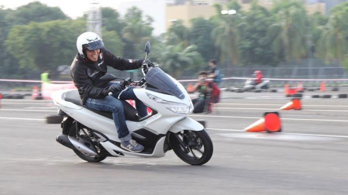 Cobain New Honda PCX, Idola Baru Skutik Premium , Berhadiah TV LED dan ...