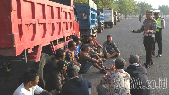 Perhatian, . . . Truk Dilarang Melintas di Jalan Raya Kabupaten Kediri ...