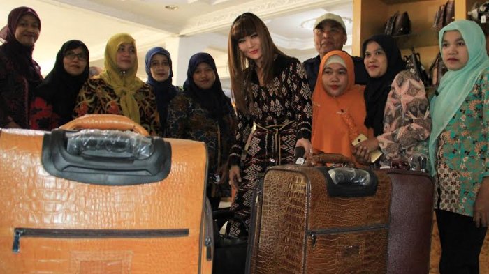 Produk IKM Tanggulangin Mendunia. Artis dan Pejabat pun Bangga Memakainya - Surya.co.id