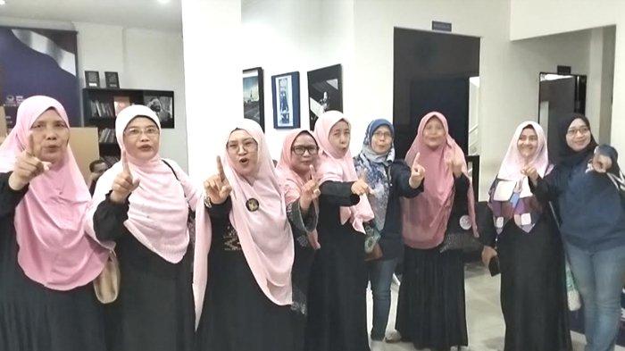 Sambut Kedatangan Istri Anies Baswedan Fery Farhati, Relawan Perempuan ...