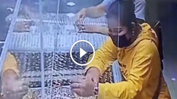 Emak-Emak di Kota Surabaya Terekam CCTV Ngutil Gelang Emas Seharga Rp 15 Juta - Surya.co.id