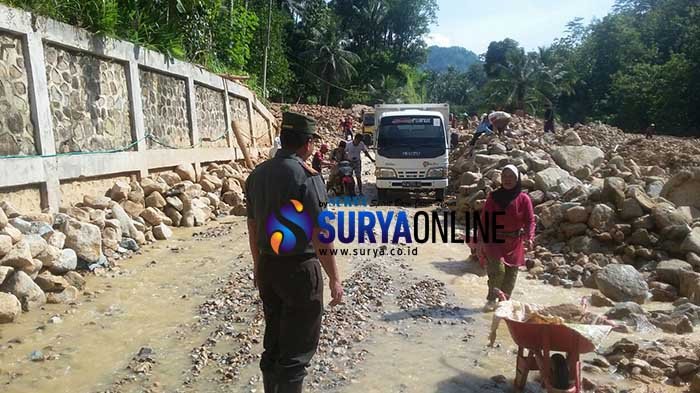 Jalan Waduk Tukul Pacitan yang Tertutup Batu dan Lumpur, Sudah Dapat ...