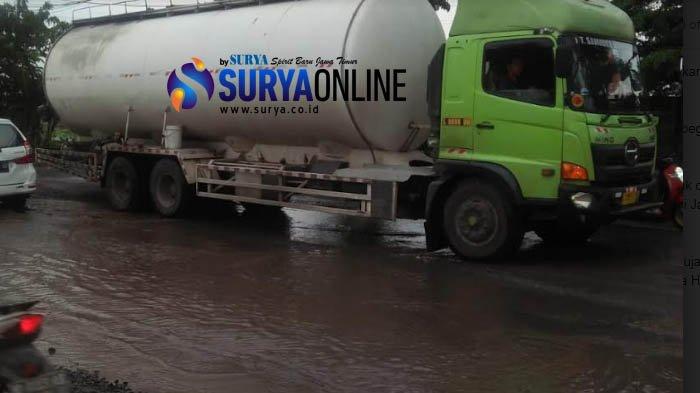 Jalan Raya Cerme Gresik Rusak Parah, Aspal Mengelupas, Berdebu, dan Berlumpur Jika Hujan - Surya ...