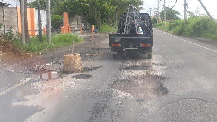 Dipenuhi Banyak Berlubang, Jalan Raya Cerme, Gresik Dapat Julukan ini - Surya.co.id