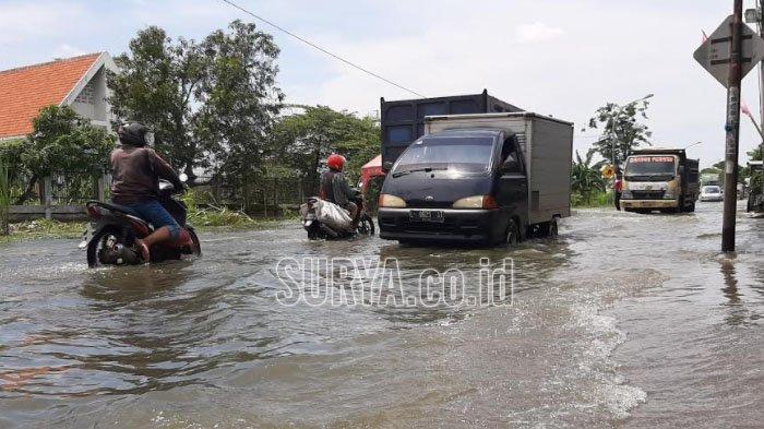 Sebagian Jalan Raya Morowudi Kabupaten Gresik Masih Terendam Banjir - Surya.co.id