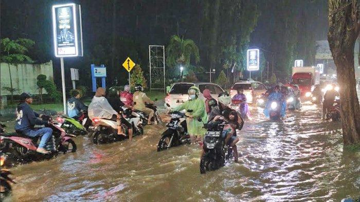 Jalan Soekarno-Hatta Kota Probolinggo Terendam Banjir, Puluhan Motor Mogok - Surya.co.id