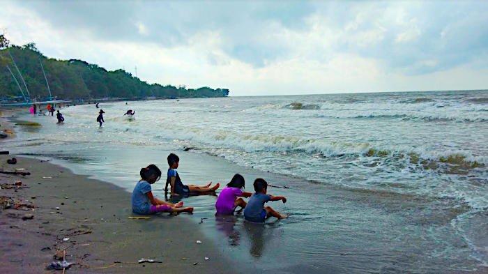 Ombak Tinggi Jelang Malam Tahun Baru 2023, Wisata Pasir Putih Situbondo ...