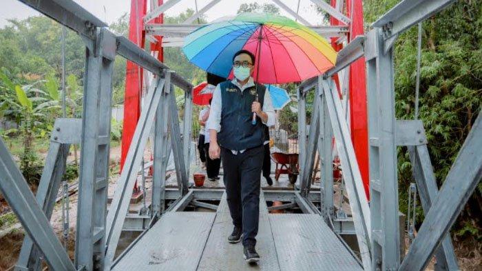 Bupati Pamekasan Tinjau Pembangunan Jembatan Gantung di Kelurahan Kowel, Ingatkan Hal Ini ...