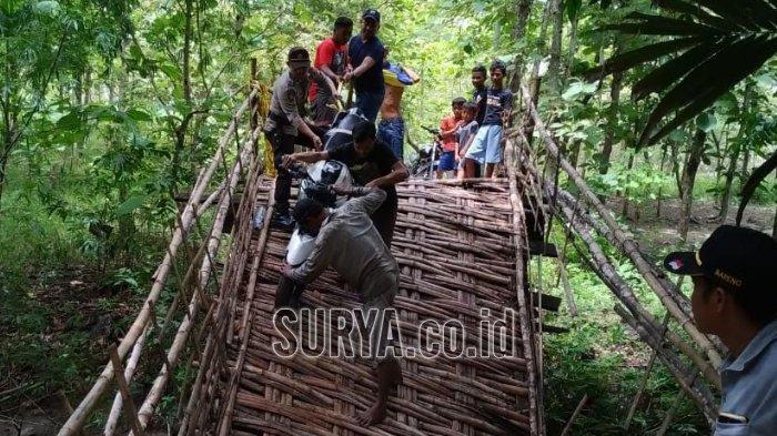 Diterjang Banjir Bandang, Jembatan Bambu Penghubung Desa di Bojonegoro Rusak - Surya.co.id