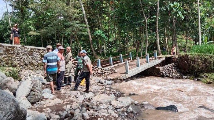 Jembatan Penghubung Desa Blimbing-Kalidandan Putus Diterjang Banjir Sungai Minggung Kab ...