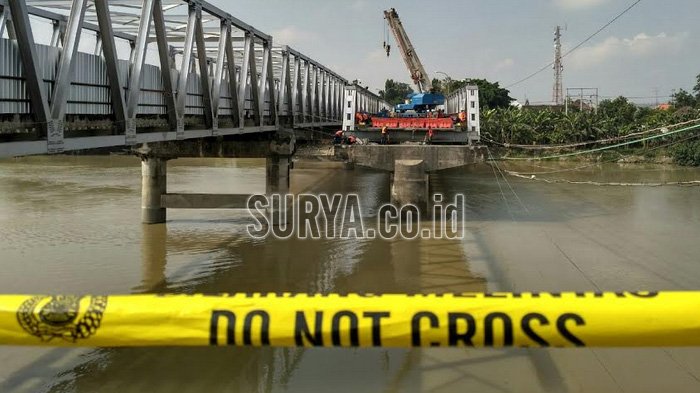 Bekas Material Jembatan Widang-Babat yang Ambruk Dipindahkan, Mulai ... Bekas Material Jembatan Widang-Babat yang Ambruk Dipindahkan, Mulai ...