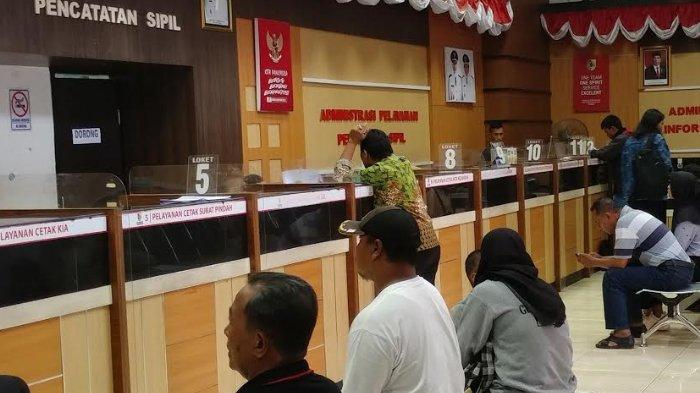 Dispendukcapil Jember Mendadak Sepi Pengunjung - Surya.co.id