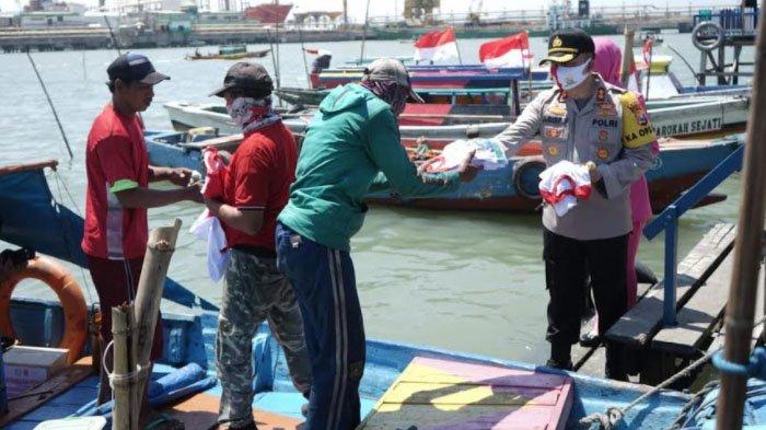 Kapolres Gresik Bagikan 200 Bantuan Paket Sembako di Kampung Nelaya ...