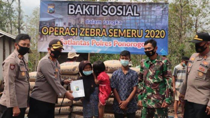 Sisihkan Gaji Setiap Bulan, Polres Ponorogo Renovasi Rumah Warga Miskin - Surya.co.id