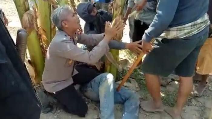 VIDEO Kapolsek Berlutut Memohon di Hadapan Massa Bawa Golok Viral di Medsos, Ini Penyebabnya ...