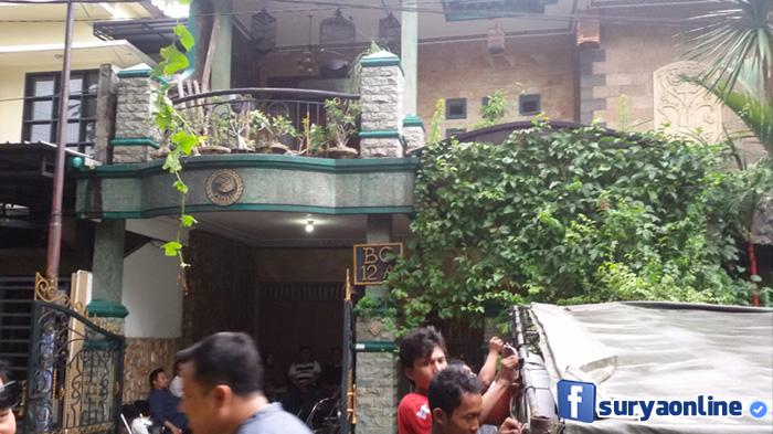 Dua Tenda Berdiri di Rumah Kapten Pilot Iriyanto - Surya.co.id