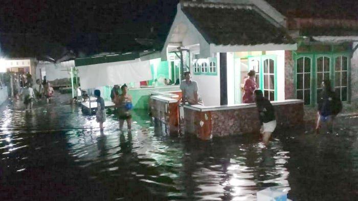 Tiga Desa di Situbondo Diterjang Banjir Rob, 4 Perahu Rusak dan Ratusan Rumah Warga Tergenang ...