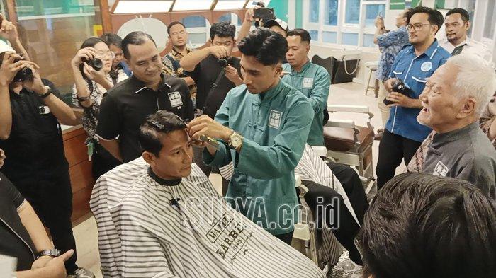 Keliling Kota Lama Surabaya, Sandiaga Uno Cukur Rambut di Barbershop ... Keliling Kota Lama Surabaya, Sandiaga Uno Cukur Rambut di Barbershop ...