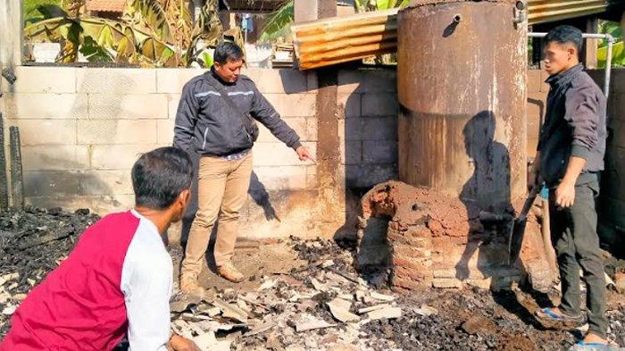 Pabrik Kerupuk di Magetan Kebakaran, Kerugian Ditaksir Capai Ratusan Juta Rupiah - Surya.co.id