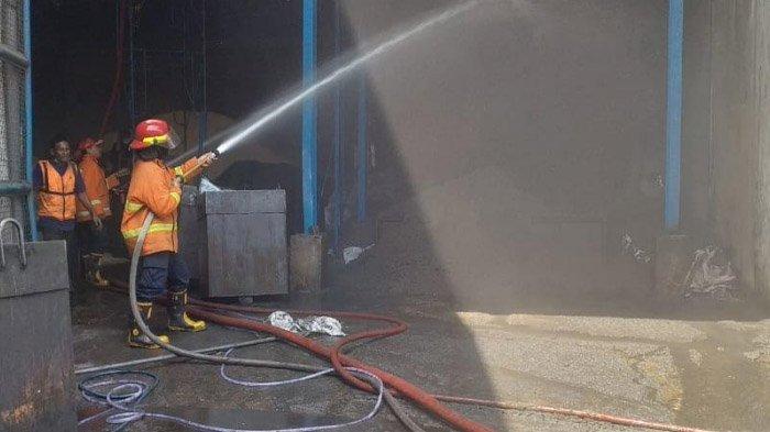 Bunga-bunga Api Dari Mesin Las Picu Kebakaran Pabrik Paku di Mojokerto ...