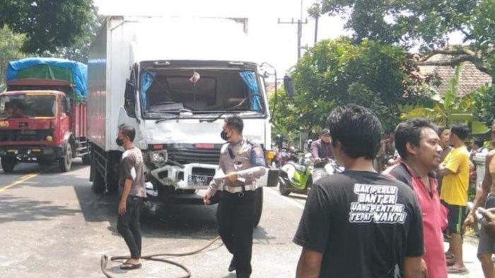Sopir Truk Terjepit Setelah Tabrakan Adu Banteng di Lumajang - Surya.co.id