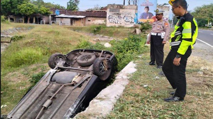Mobil Rombongan Takziah Terbalik Masuk Parit di Magetan, Sopir Mengaku ...
