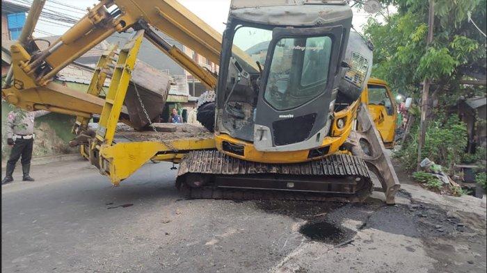 BREAKING NEWS Truk Angkut Alat Berat Alami Kecelakaan di Simpang Tiga ...