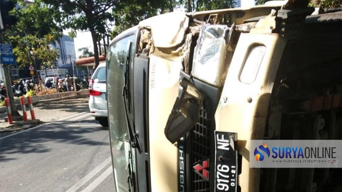 Hindari Pengendara Motor, Mobil Boks Terguling di Jalan Ahmad Yani Surabaya - Surya.co.id