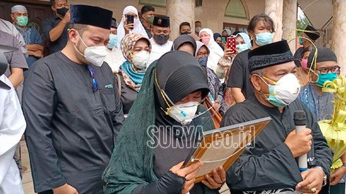 Jenazah Fadly Satrianto Alumni Unair Korban Sriwijaya Air Tiba, Ibunda Peluk dan Pandangi ...