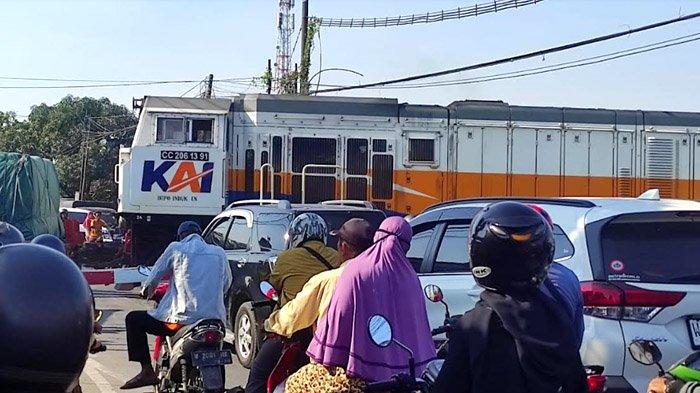 Kendaraan Besar Hindari Tol Legundi, Tambah Kemacetan Akibat Antrean Jalur KA di Jalan Raya ...