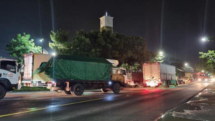 Jalan Raya Duduksampeyan Macet Total, Gresik ke Arah Lamongan Macet Hingga 3 Km - Surya.co.id