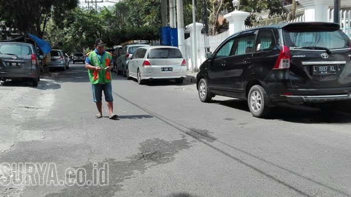Jl Embong Trengguli Penuh Kendaraan Parkir, Ganggu Pengguna Jalan ...