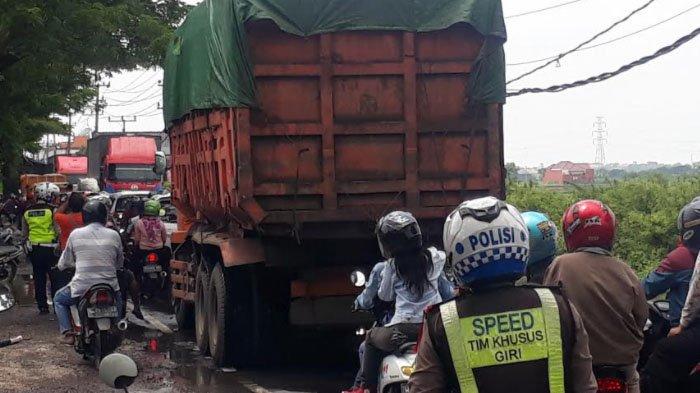 Jalan Rusak akibat Banjir Kali Lamong, Pengendara di Jalan Raya Cerme Gresik harus Ekstra Hati ...
