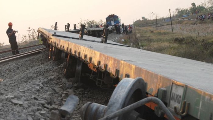 Delapan Gerbong Kereta Barang Rute Surabaya-Jakarta Anjlok, Jalur Rel ...