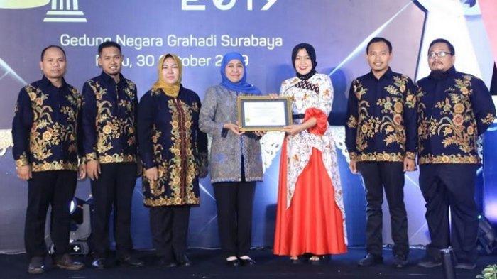 Gubernur Khofifah Dapat Penghargaan Dari KPID Jatim - Surya.co.id