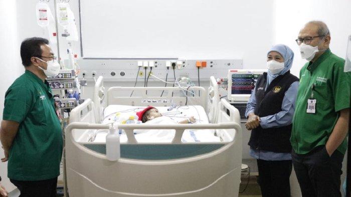Khofifah Jenguk Anaya-Inaya, Kembar Siam ke 114 yang Berhasil Dipisahkan Tim Dokter RSUD Dr ...
