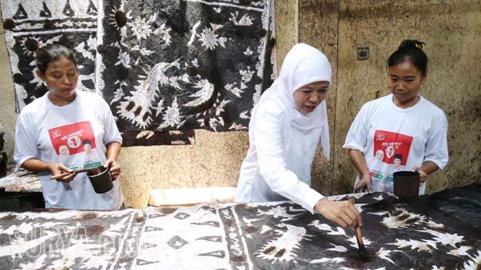 Sapa Perajin Batik Sukodono, Khofifah Dapat Hadiah Pantun. Ini Bunyinya ...
