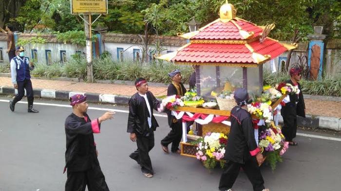 Kirab Tumpeng Lumpuhkan Kota Batu - Surya.co.id